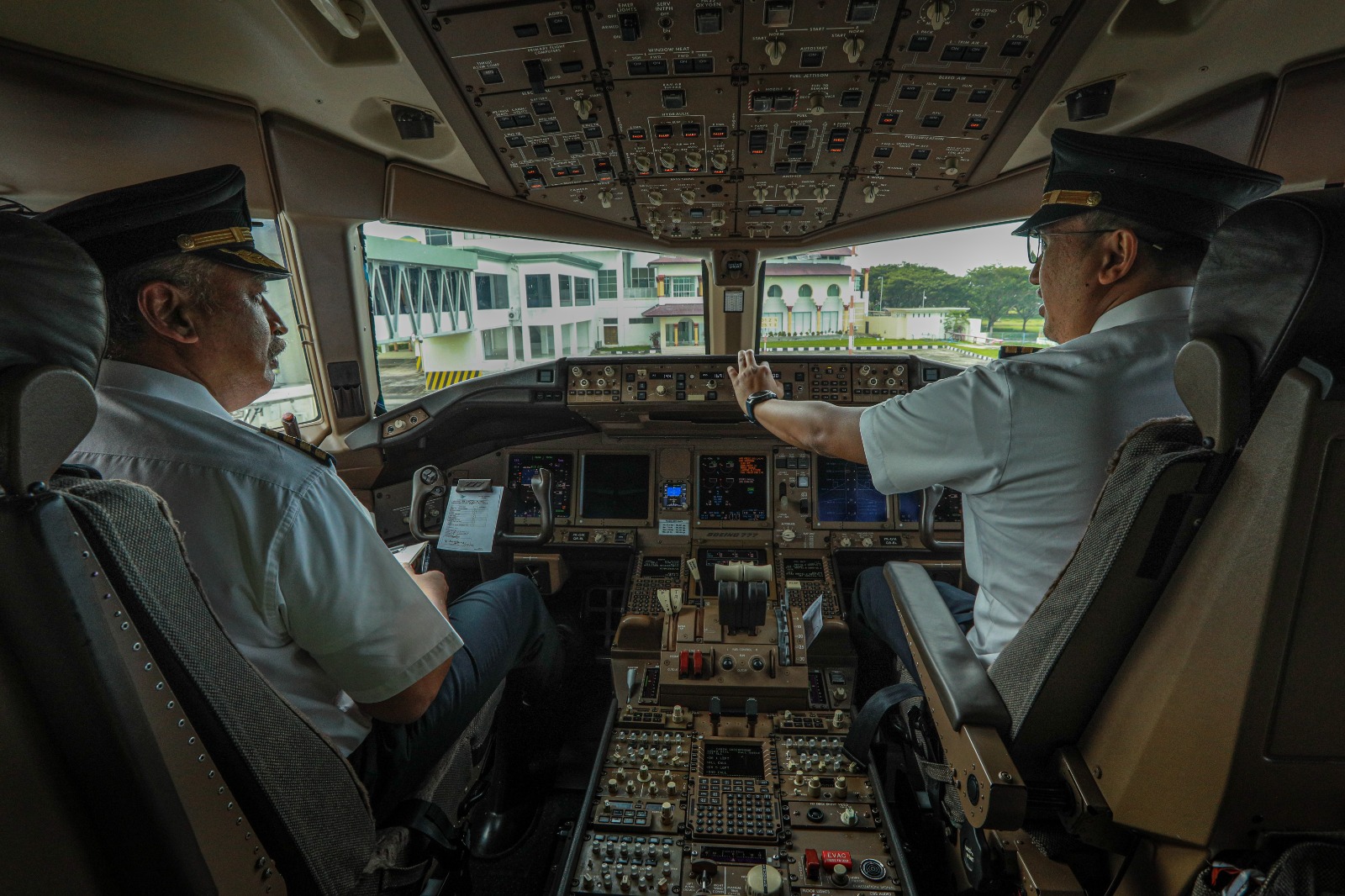 Inilah Perbedaan Tugas Pilot dan Co-pilot Pesawat – Dinas Perhubungan Aceh