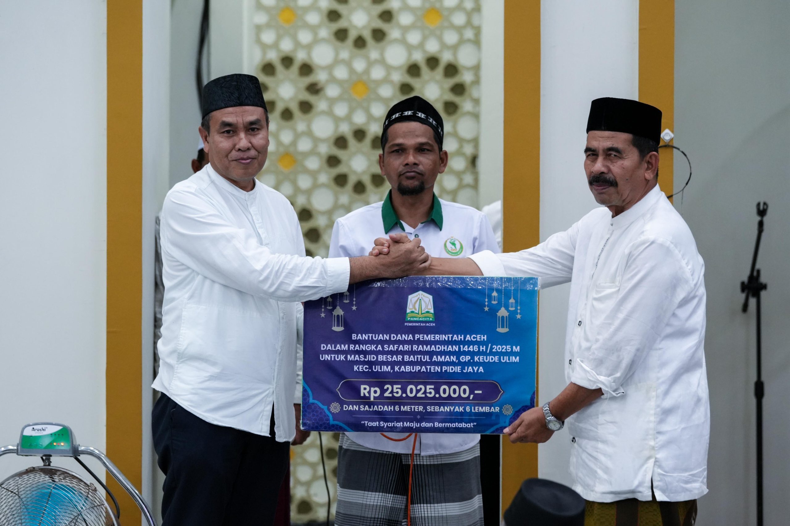 Tim Safari Ramadan Serahkan Bantuan Pemerintah Aceh di Pidie Jaya - Dishub