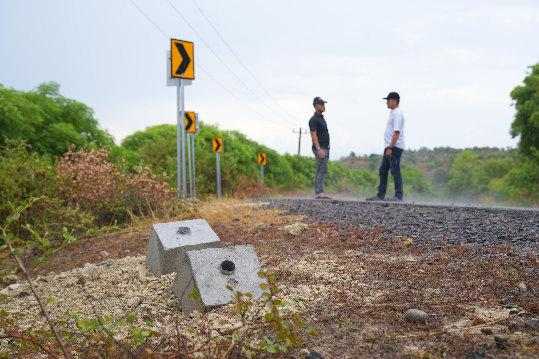 Sebulan Dipasang, Puluhan Tiang Rambu di Lintas Krueng Raya-Laweung ...